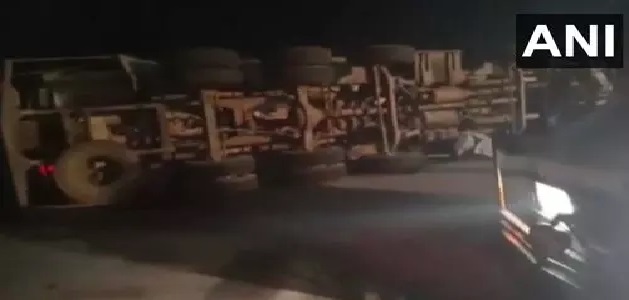 A major accident on Yamuna Expressway high speed uncontrolled tanker ...