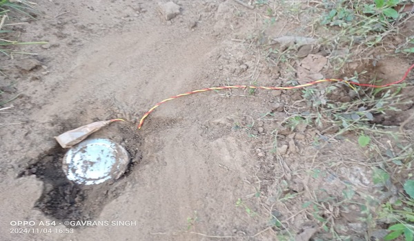 नक्सलियों ने बिछा रखा था मौत का जाल, जवानों ने 5 किग्रा का IED बरामद कर ...